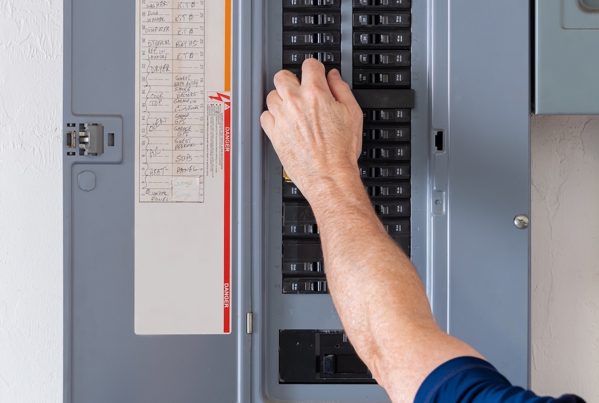 Should You Turn Off AC During A Thunderstorm?